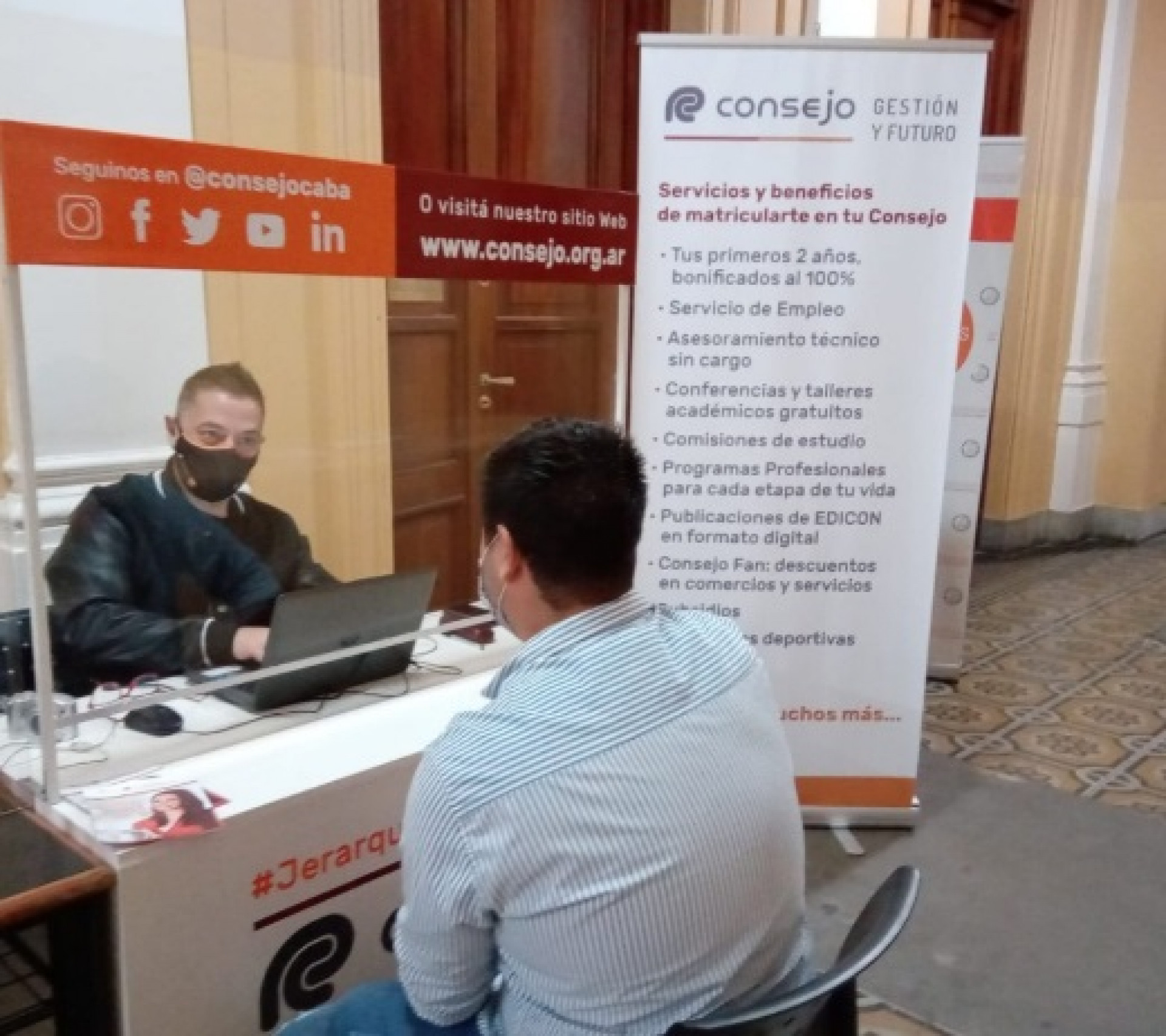 Instalamos un stand del Consejo en la FCE de la UBA para la ...
